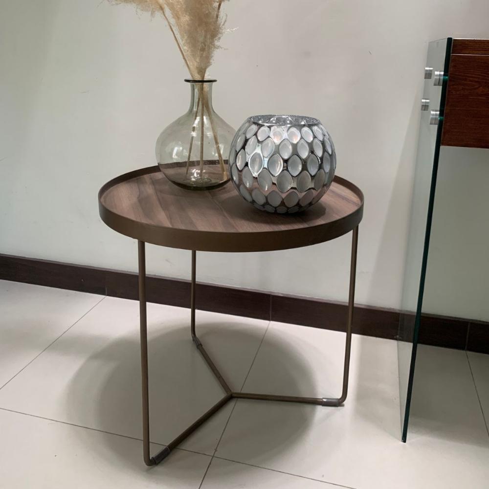 MESA LATERAL DE METAL CON CUBIERTA DE MELAMINA COLOR CAFÉ | The Home ...