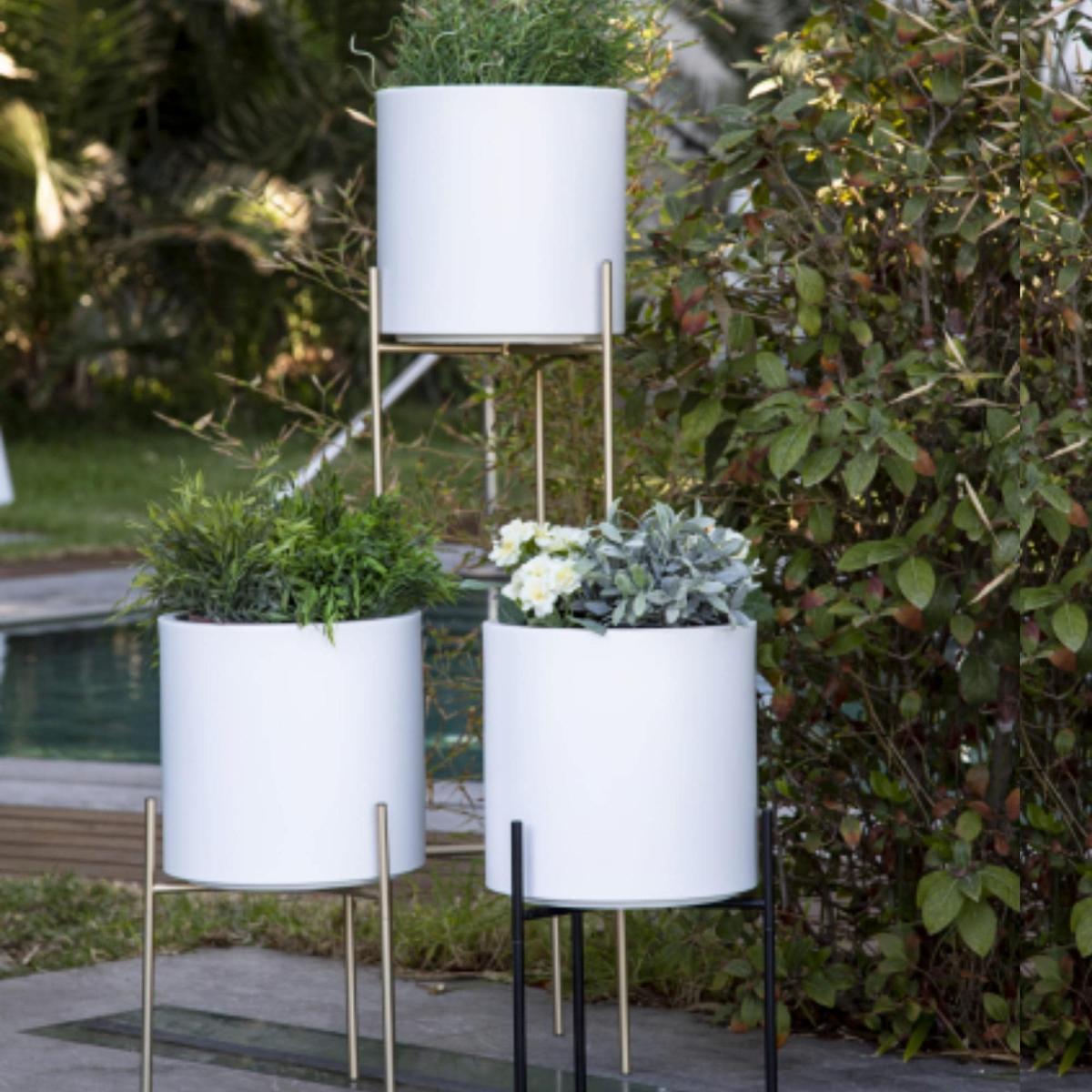 MACETA HORTENSIA BLANCA CON BASE DORADA NEW GARDEN | The Home Depot ...